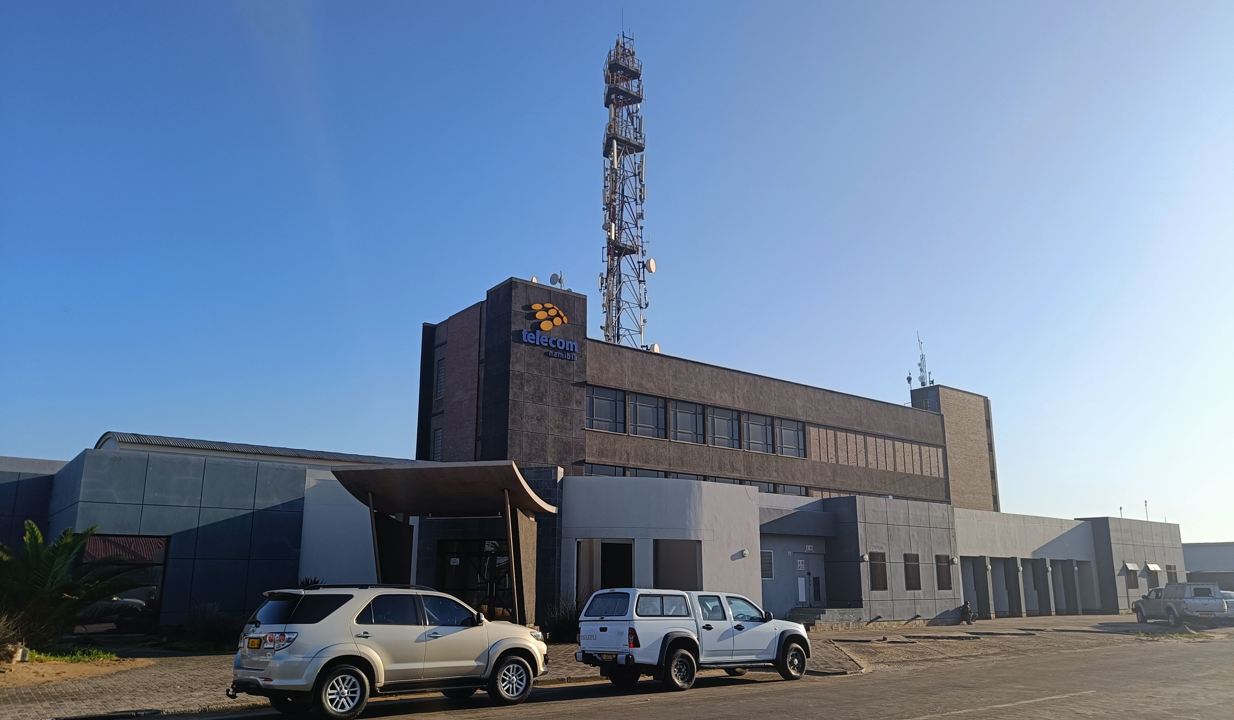 Führung durch das Gebäude der Telecom Namibia in Walvis Bay · Sebastian ...